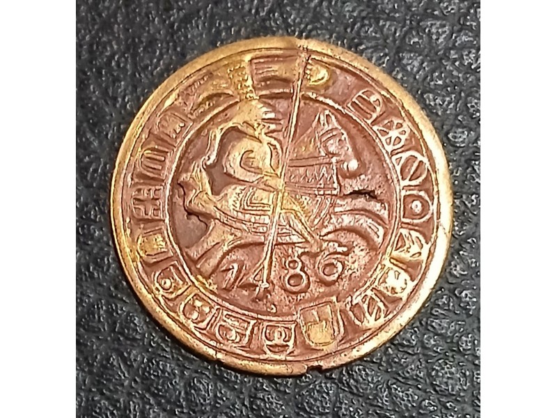 Stari ukrasni medaljon sa motivom viteza