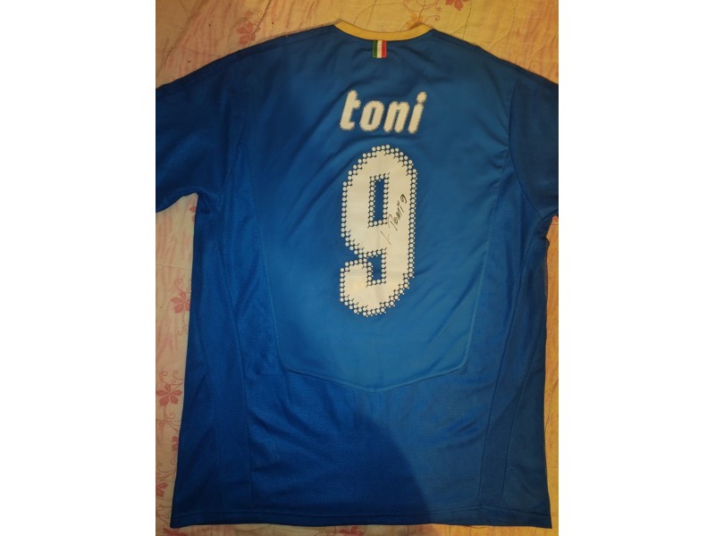 Potpisan dres “ITALIA”, “Luca Toni”, “#9”, “Puma”