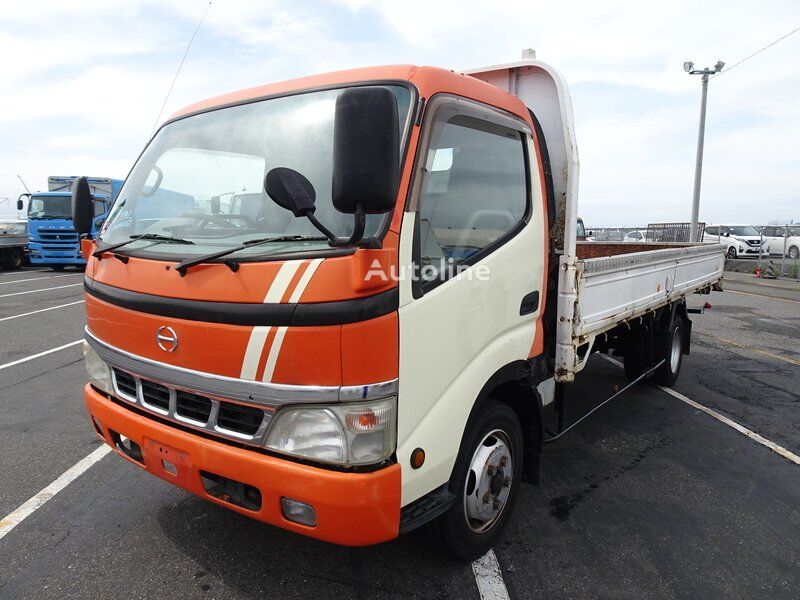 Hino DUTRO kamion s ravnom platformom