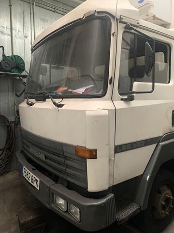 Prodaje se Nissan L80 kamion furgon na aukciji