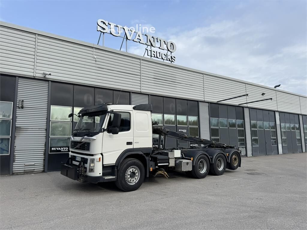 Volvo FM 8x4 kamion sa kukom za podizanje tereta