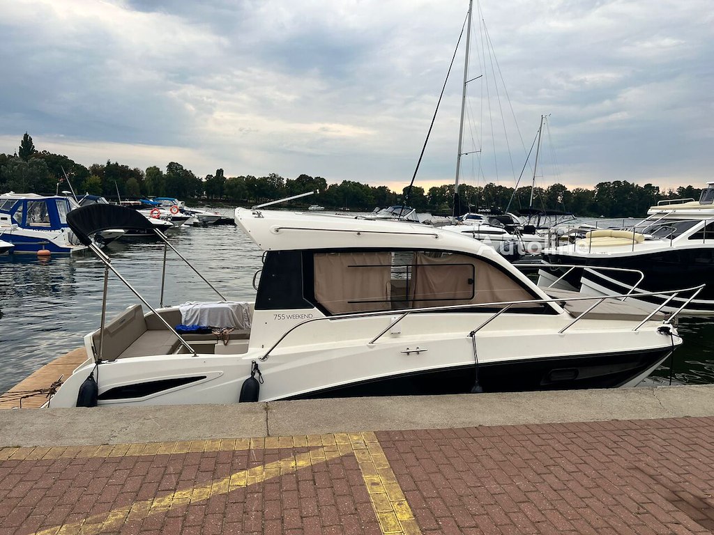 Quicksilver 755 Weekend MerCruiser 4.5L 250 motorna jahta