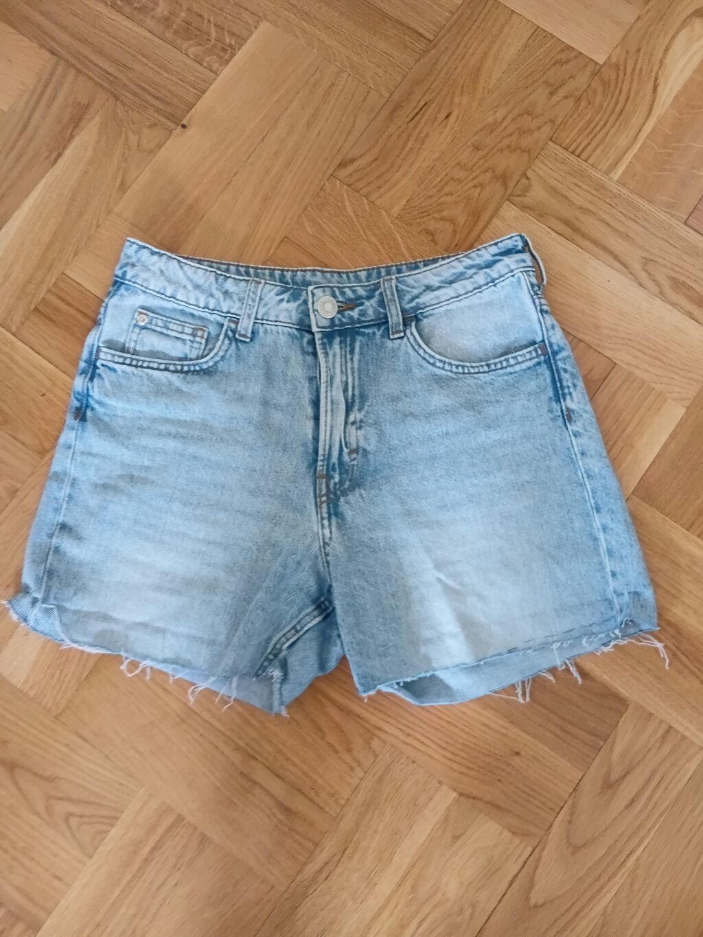 Ženske teksas šorts pantalone – svetlo plava ispirana nijansa. -