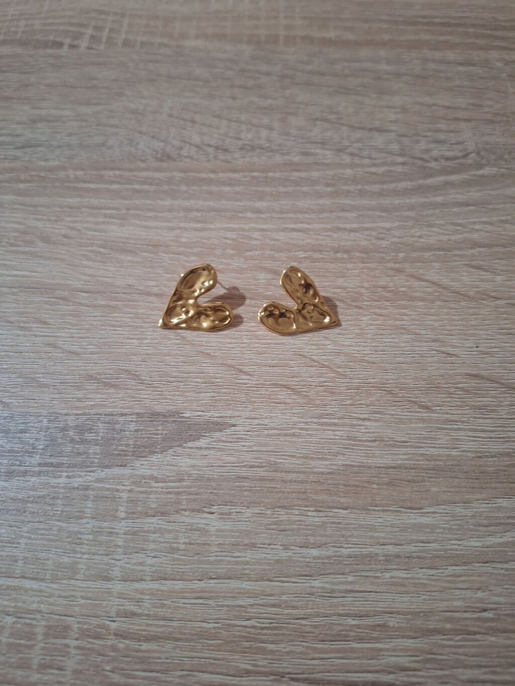 Mindjuše su od hiruškog čelika, vodootporna i ne menja boju.