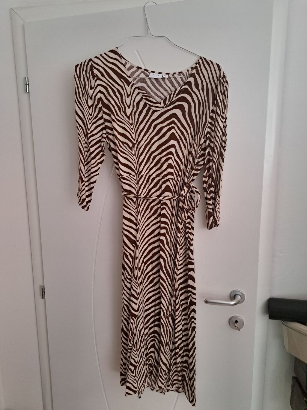 VILA haljina sa životinjskim (zebra) printom - Model: midi dužina