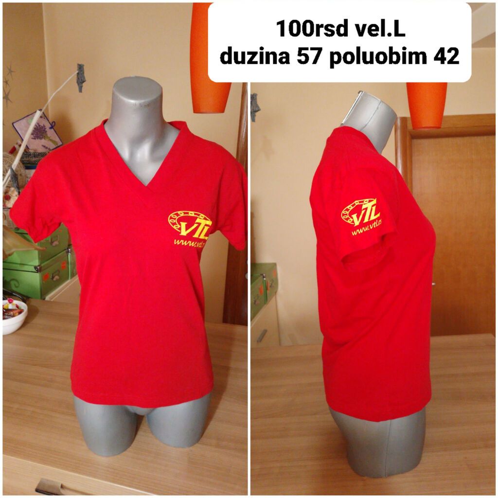 Crvena majica sa V‑izrezom, kratki rukav. Brendirani žuti logo „VTL“ i