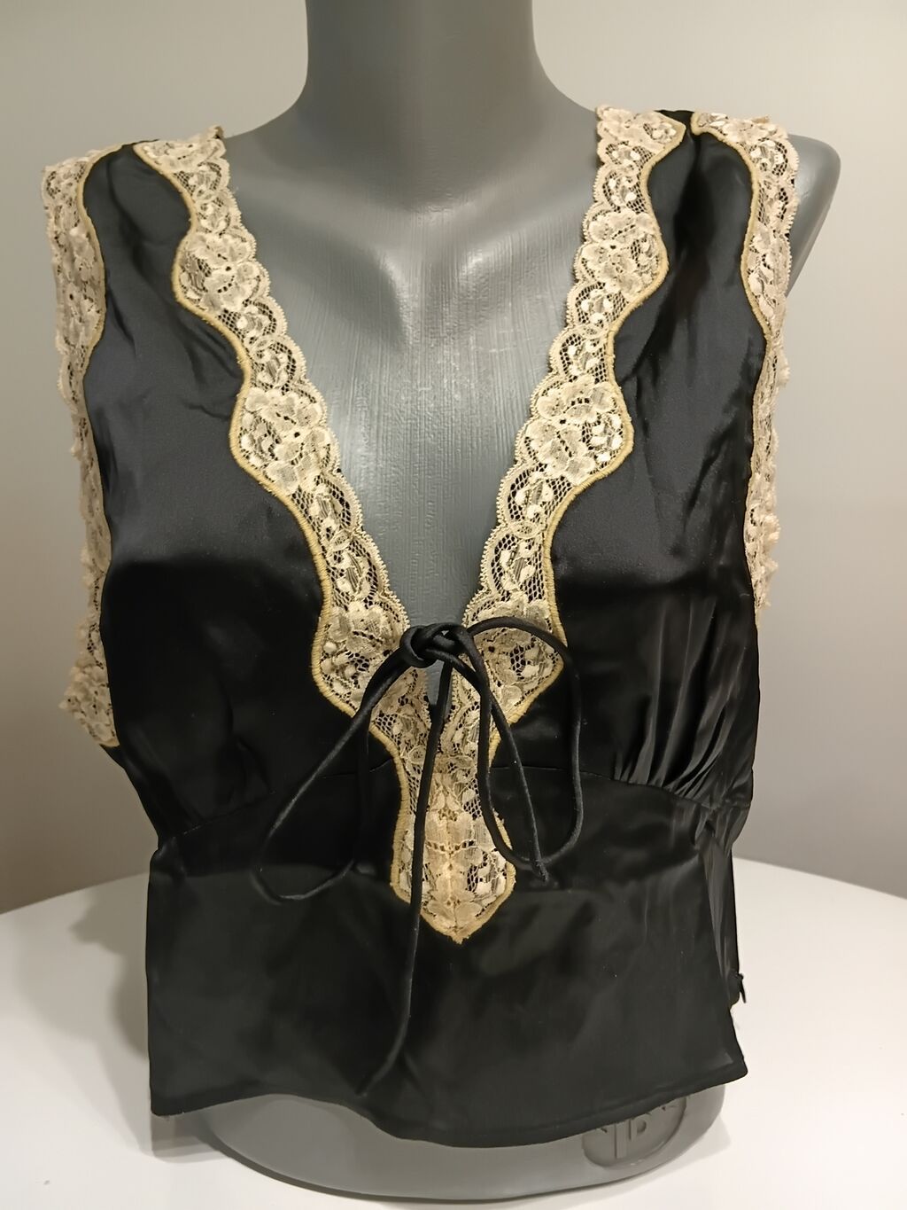 Ženska satenska bluza/top bez rukava - Materijal: glatki satenski