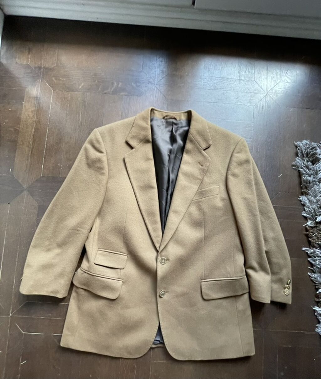 Burberry muški sako – klasičan kamel ton - Model: jednoredni s dva