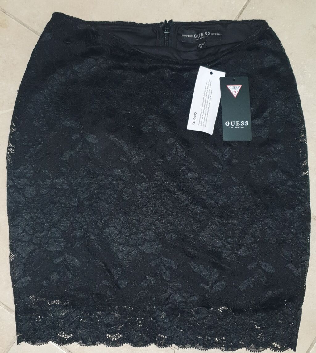 GUESS original čipkana suknja crne boje, mini, sa čipkom. Piše XS, ali