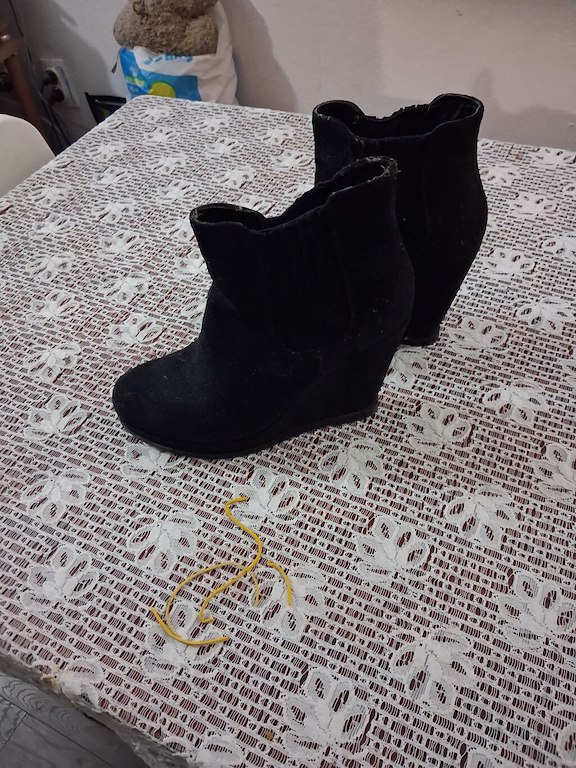 Ženske crne ankle čizme na punu petu. - Model: kratke čizme do članka