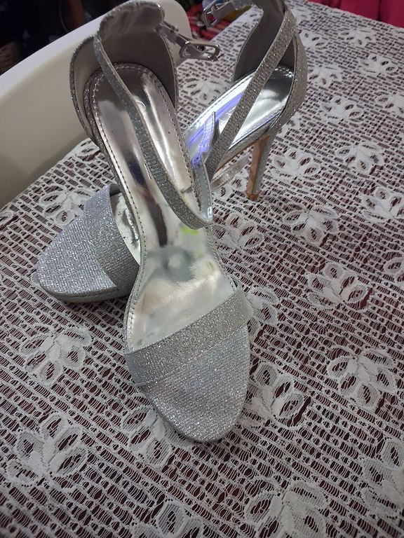 Elegantne ženske sandale na štiklu – srebrne, sjajne - Model