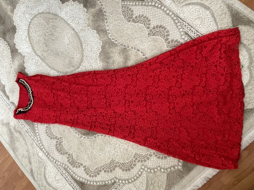 Elegantna duga crvena haljina od čipke - Kroj: bez rukava, blago