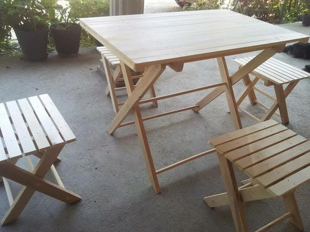 Drveni baštenski set: sto i 4 stolice bez naslona. - Materijal puno