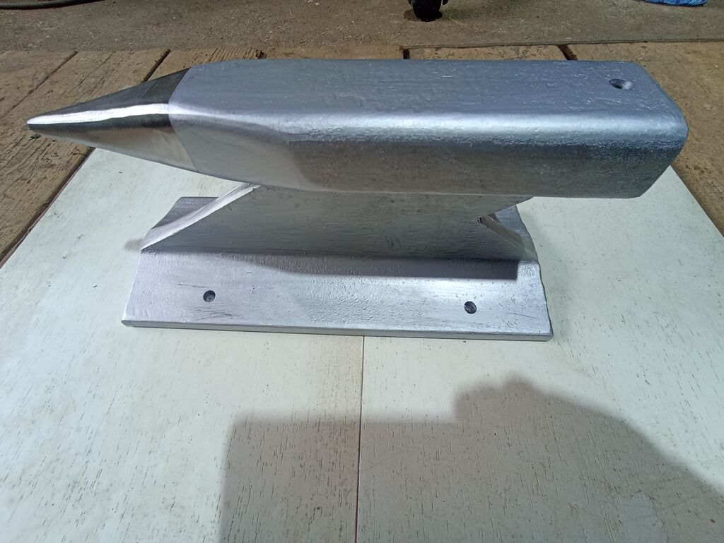 Nakovanj dužine 30 cm visine 14, 5 cm, stopa 12 cm x 30 cm, gornja