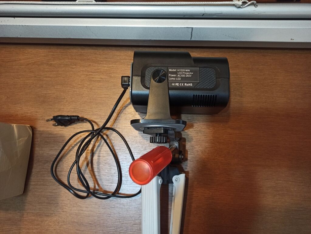 Nov smart projektor (radio samo pola sata) sa daljinskim upravljačem i