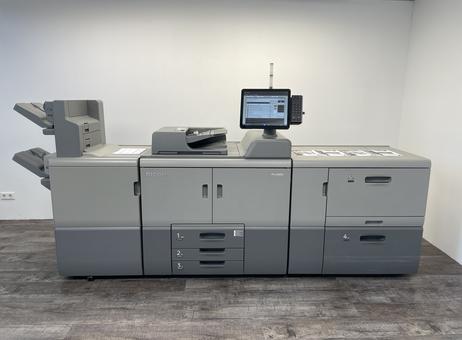 Ricoh Pro 8300s uključujući završnu jedinicu SR5110, vakuumski podavač LCIT RT5120