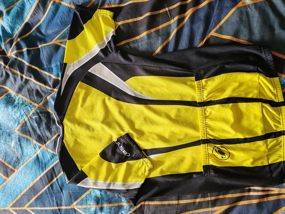 Castelli retro dres.