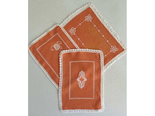 Etno elegancija Ručno vezeni miljei krst čipka