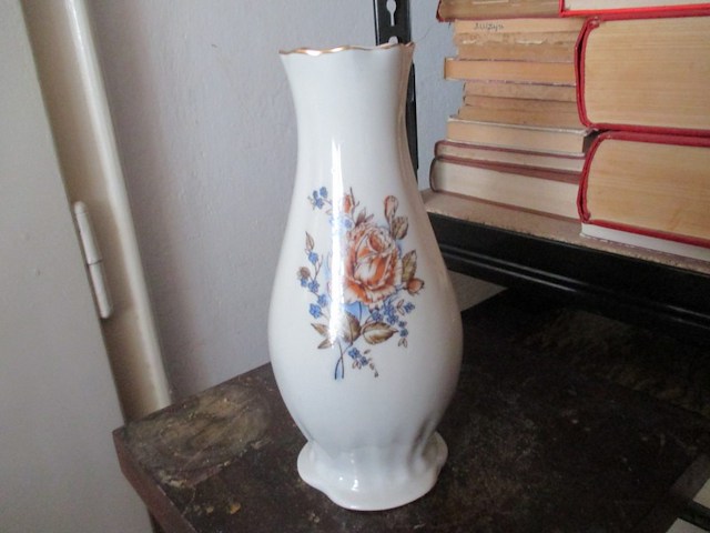 Porcelanska vaza visine 21 cm. 60-e