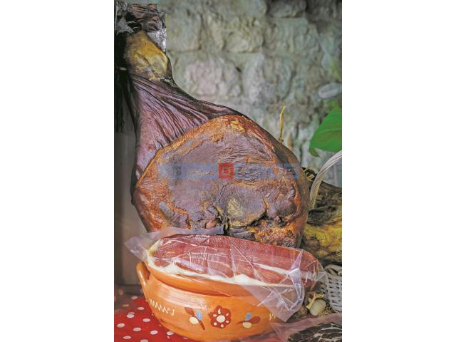 PRODAJEM NJEGUŠKI PRŠUT,suhomesnate imlijecne proizvode