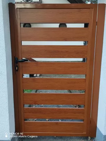 ALUMINIJUMSKA KAPIJA DRVO DEKOR