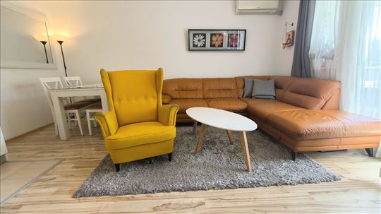 Renoviran 61m2, 3.0 Svetao,Top lokacija, Namešten