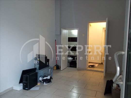 Izdaje se lokal 20m2 u samom centru grada