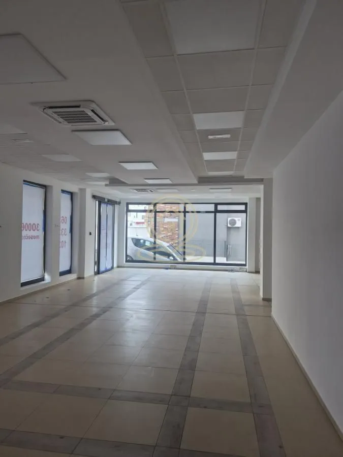 Izdavanje, poslovni prostor, 245m², Erdoglija, Kragujevac