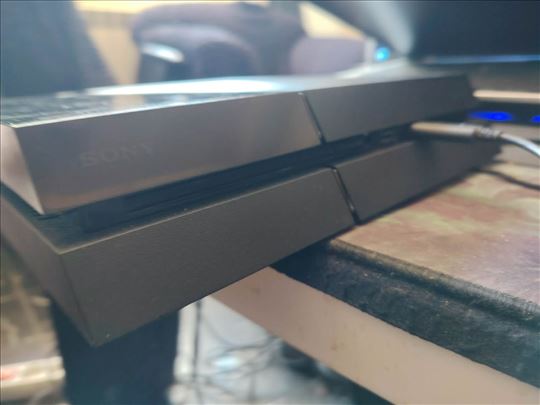 Sony Playstation 4 vise komada