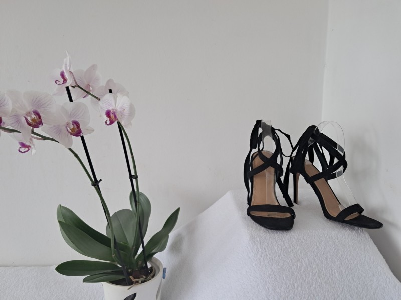 ASOS crne sandale na vezivanje vel 39