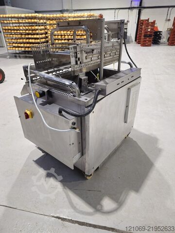 Friter za krofne
Mono Equipment doughnut fryer.