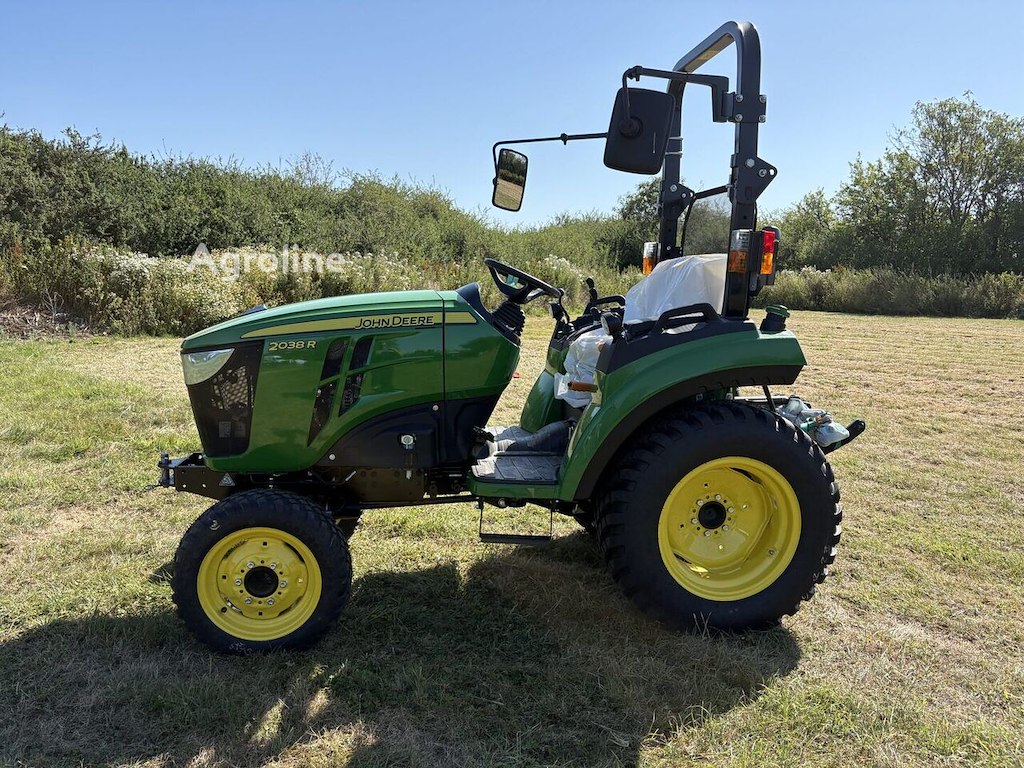 Novi John Deere 2038R mini traktor
