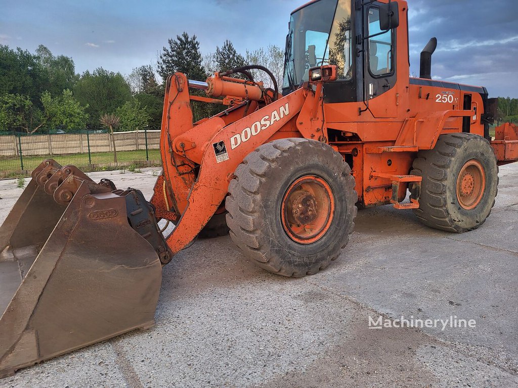 Daewoo Mega 250 prednji utovarivač