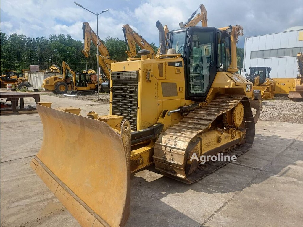 Caterpillar D6NXL traktor guseničar