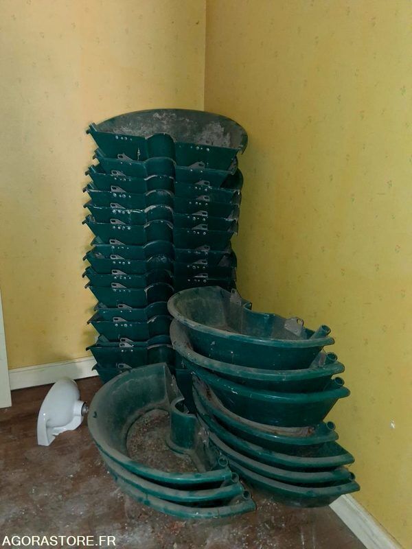 Prodaje se DEMI LUNE pojilicu za goveda na aukciji