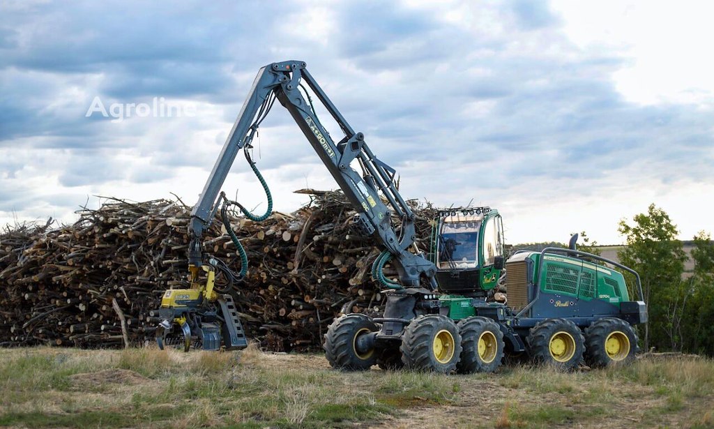 John Deere 1270G harvester
