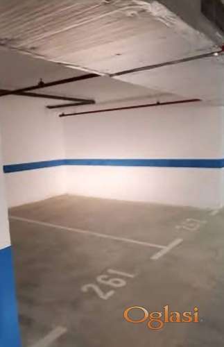 IIzdajem odlicno garazno mesto u Kej Gardenu blizu KEJ I KVANTASKE PIJACE..( (Filipa Visnjica 2G)Garaža ima obezbedjenje kamere i rampu.0658796620.