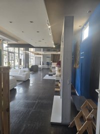 Lux prazan lokal, veliki izlog ka ulici