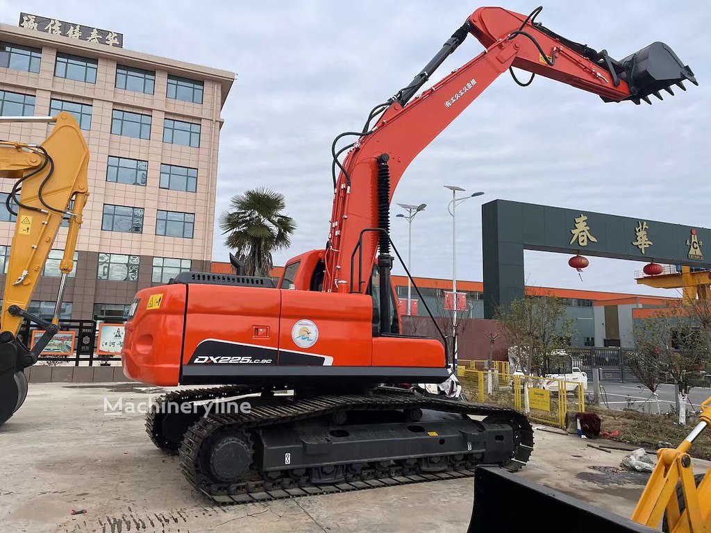 Doosan DX225 bager guseničar