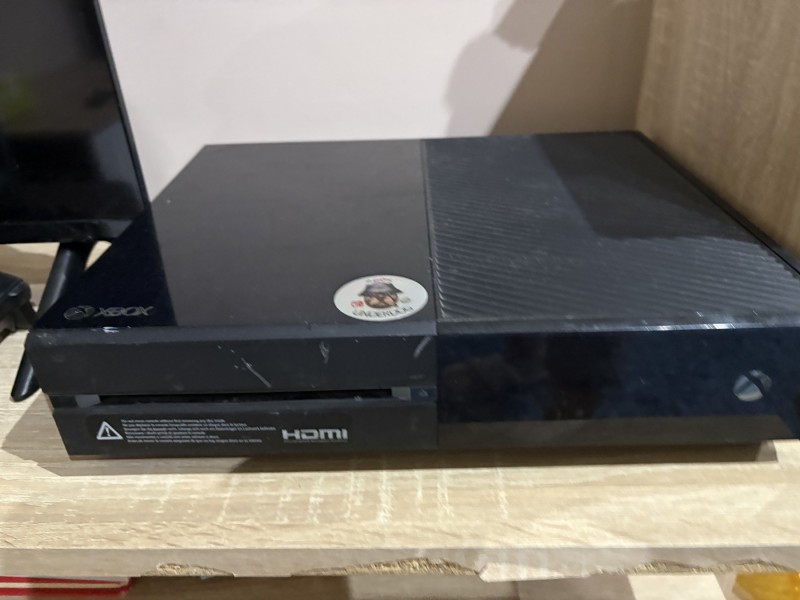 Xbox ONE konzola plus 5 originalnih igrica