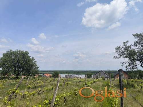 Gradjevinski plac u Sremskim Karlovcima sa pogledom na Dunav