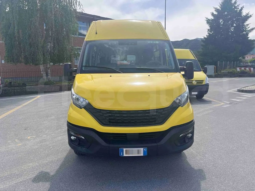 IVECO Daily prigradski autobus