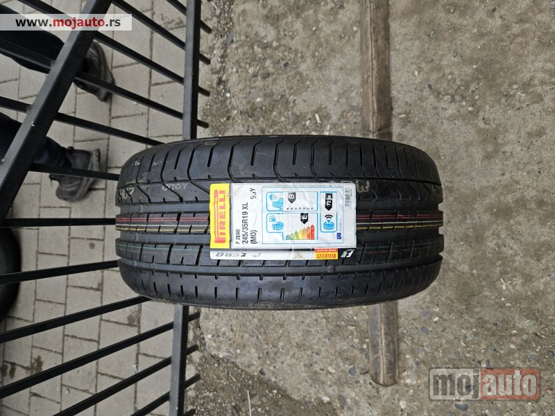 245-35-19 Pireli Nove odlicna Samo jedna guma
