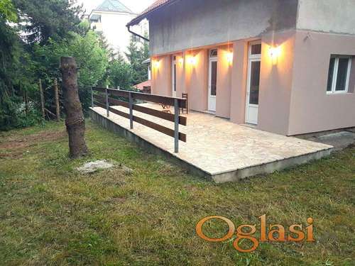 Veoma retko u ponudi, 2 apartmana sa uknjiženim dvorištem