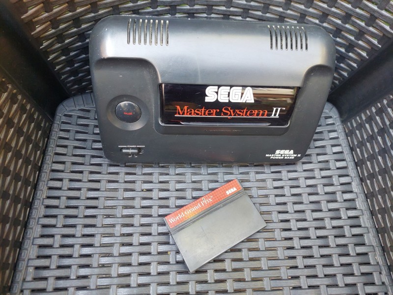 Sega Master System II neispitana plus igra
