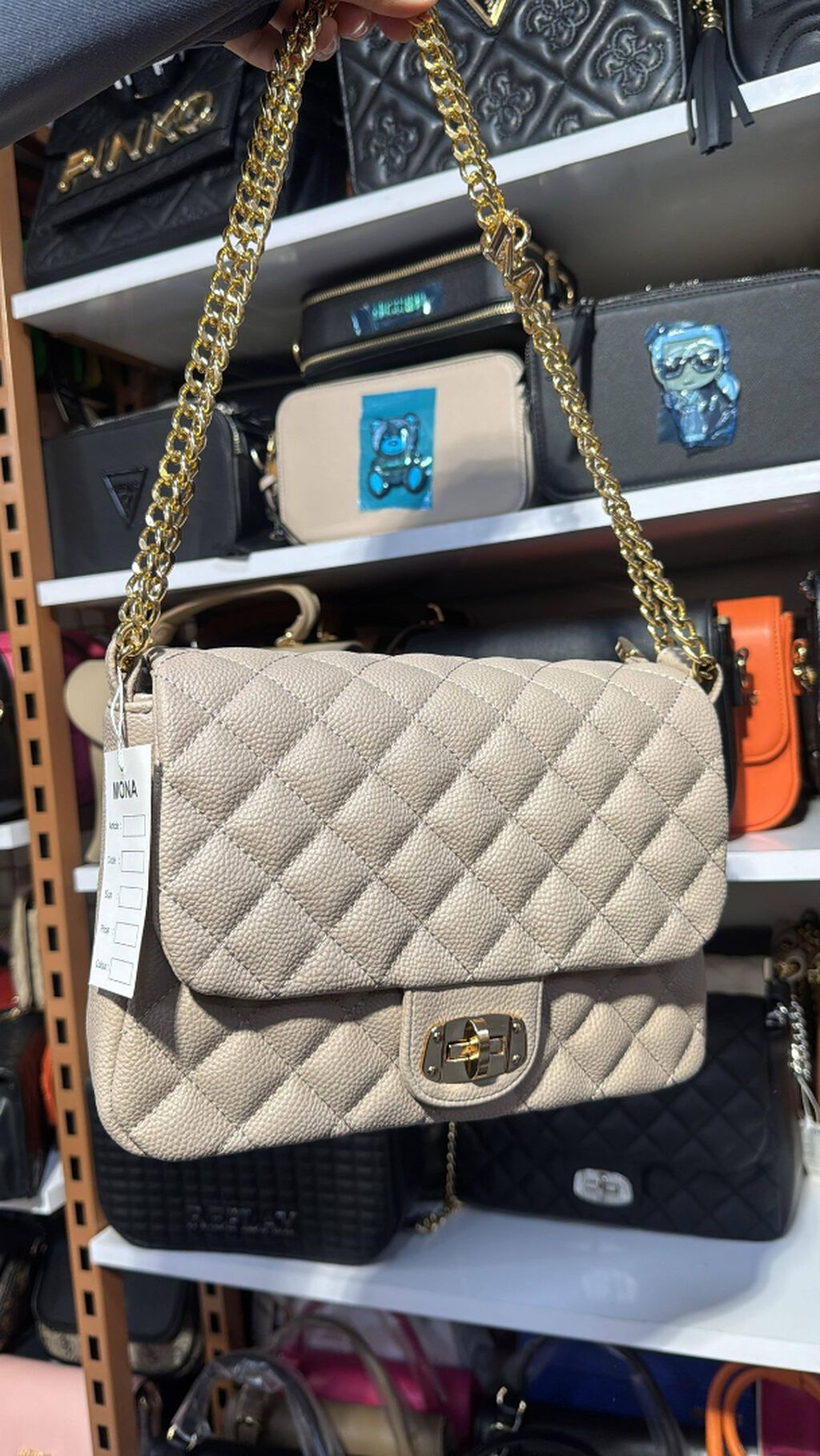 Ženska torba preko ramena – quilt dizajn sa zlatnim lancem - Model