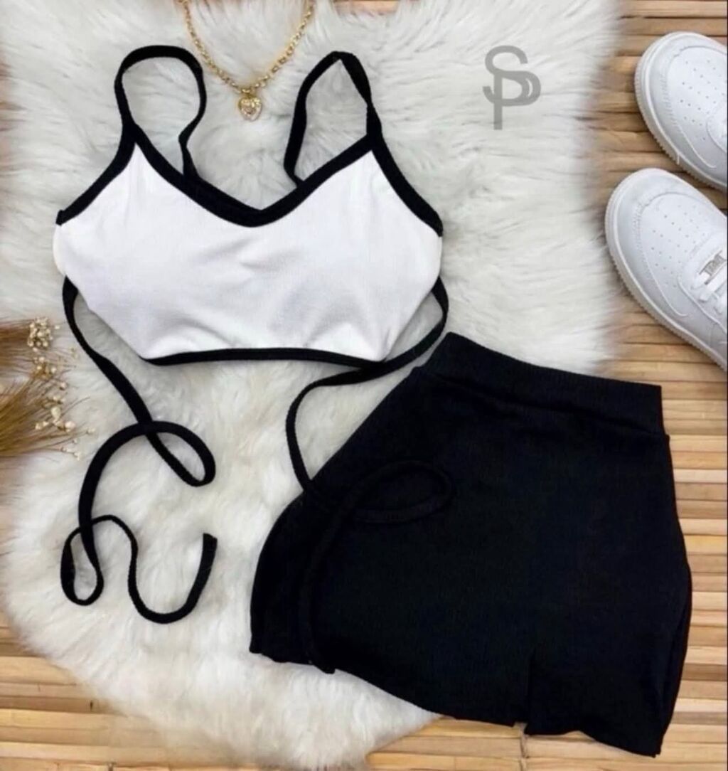 Komplet crop top i mini suknja sa slicem. - Sportsko-elegantan