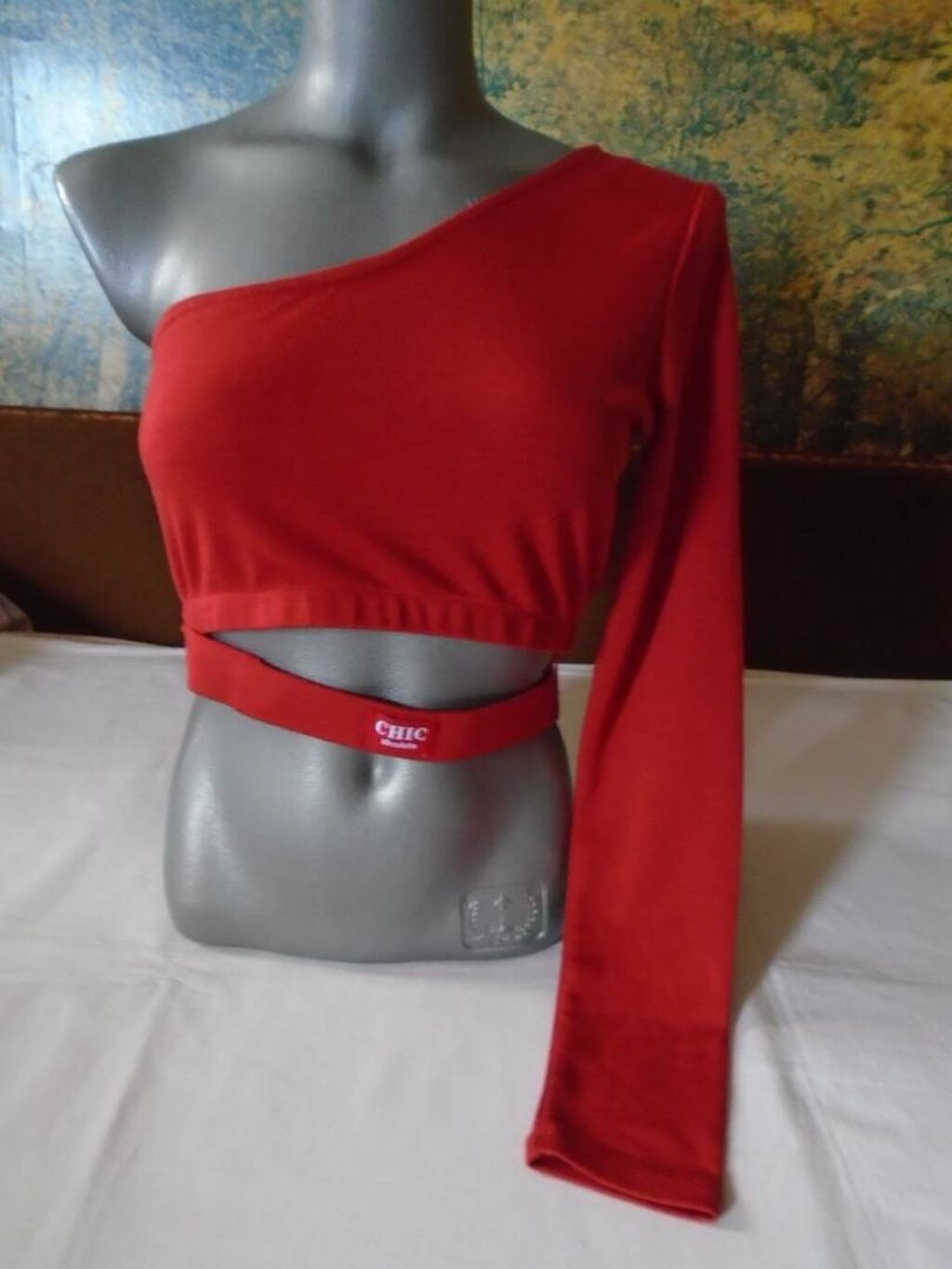 Atraktivna, crvena crop top majica na jedno rame Tally Weijl, sa