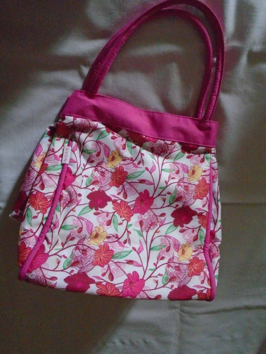 AVON floral torba u dobrom stanju, može za plažu, kupovinu i sl. Sa