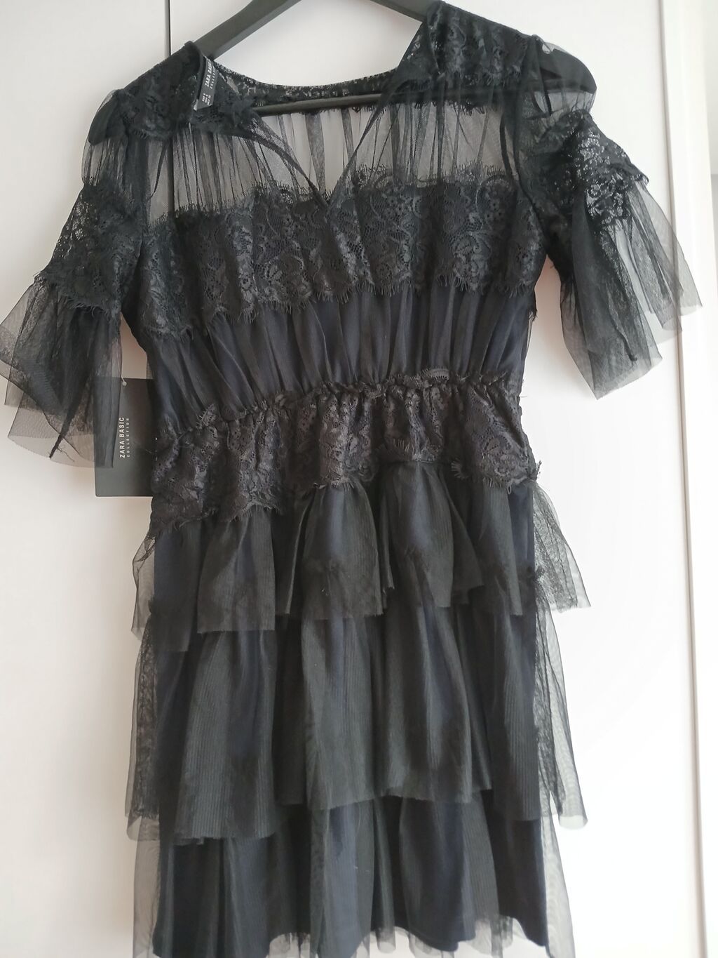 Zara Basic Collection haljina – crna, elegantna, sa bogatim detaljima